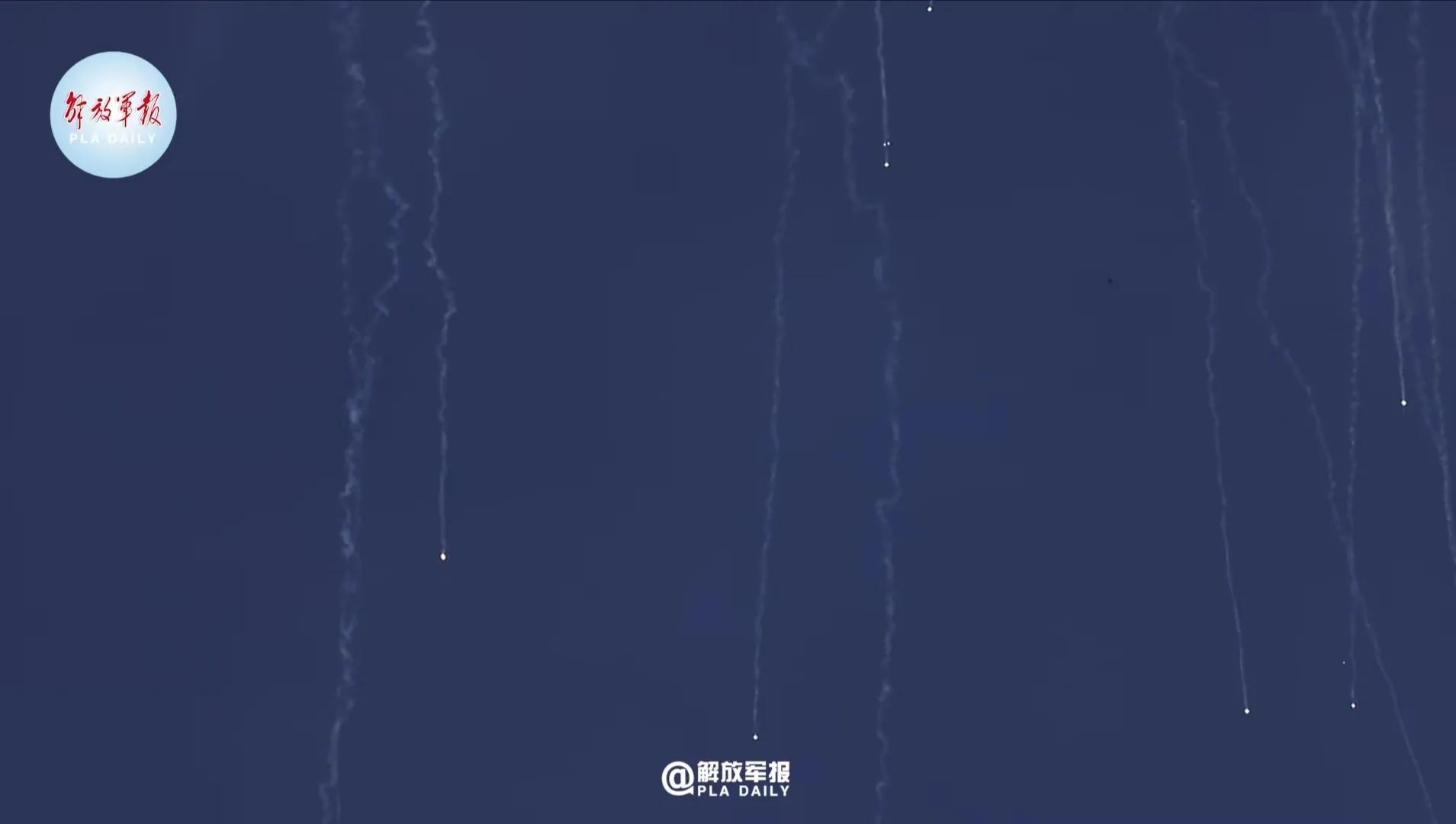 The PCL161 truck artillery of the Xinjiang Military Region "strikes ...