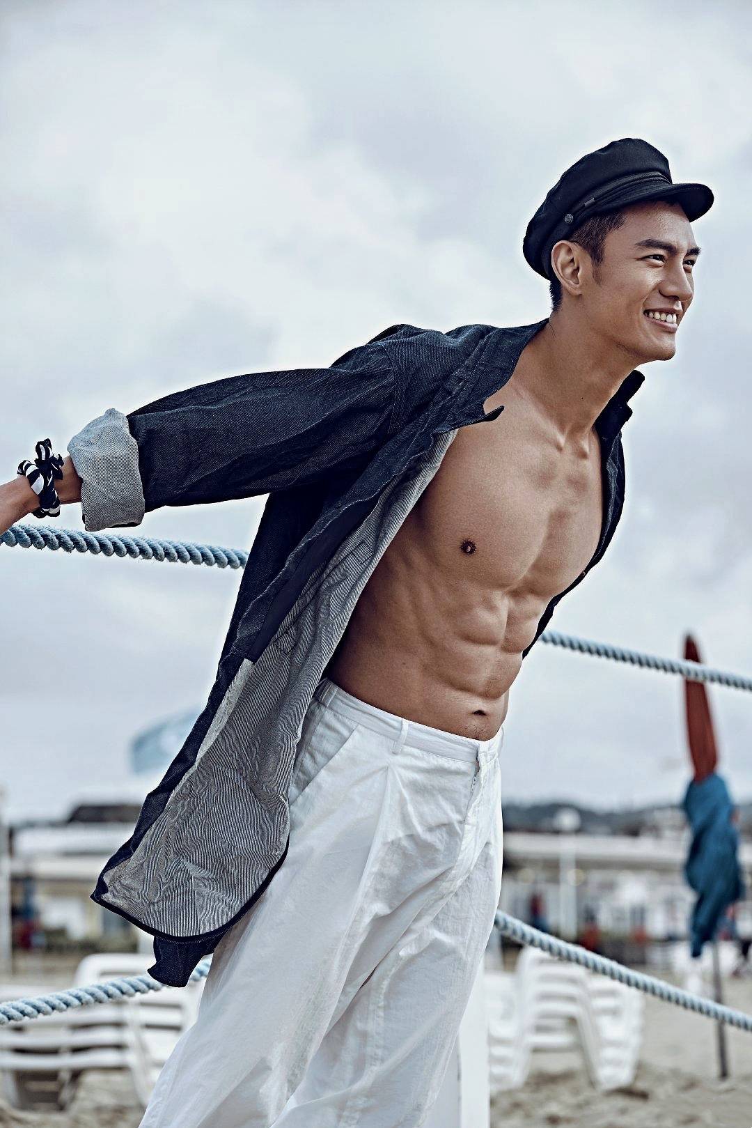 Gu Youming in the kiss scene, relying on abdominal muscles to support ...