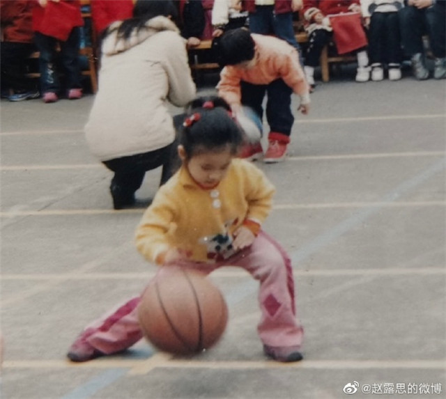 Zhao Lusi took pictures of the 9th house of childhood, always smiling ...