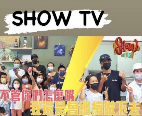 Luo Zhixiang once again appeared in the swimming pool to play in the ...