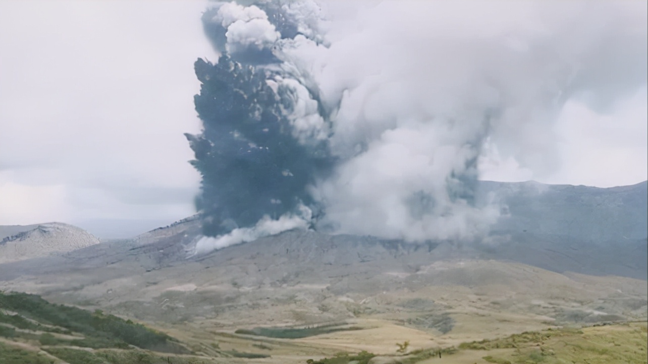 The Japanese volcano has erupted again, and the local area issued a ...