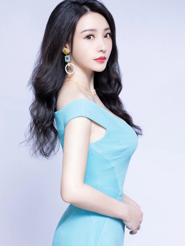40-year-old Liu Yan really looks like a student in overalls, youthful ...