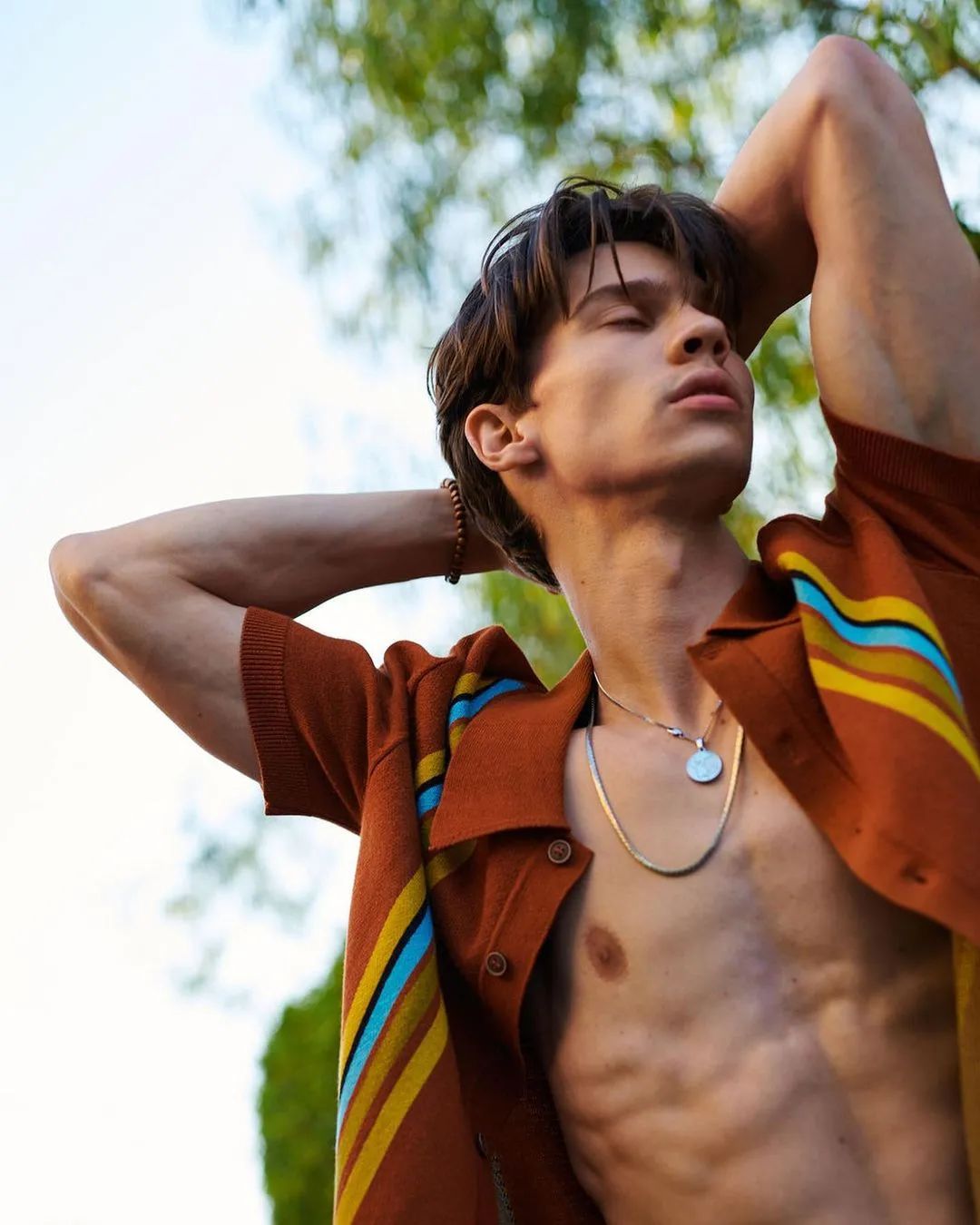 He adopted a cute little cat, who is handsome and caring - iNEWS