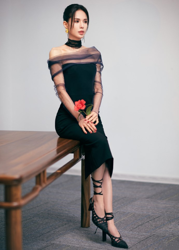 Li Ruoxi hits black tube top thin hair skirts noble and elegant ...