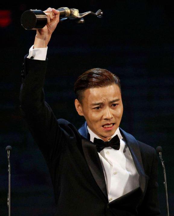 Zhang Jin was injured when he hit the glass on the stage, and Jin's ...