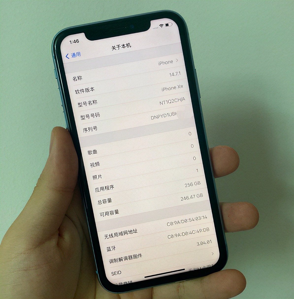 Fans bought iPhone XR official replacement in 1950. Merchant: I can ...