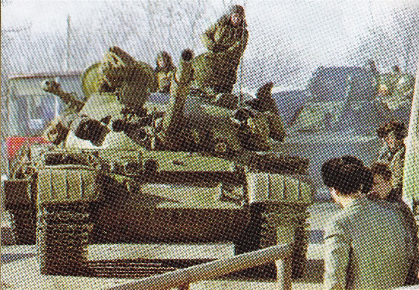 Tracks in the mud-Russian tanks in the Second Chechen War - iNEWS