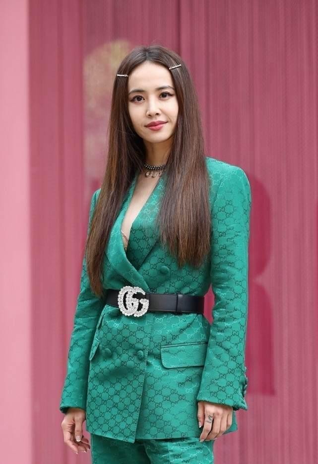 Jolin Tsai's logo costumes are few people can handle. Seeing that there ...