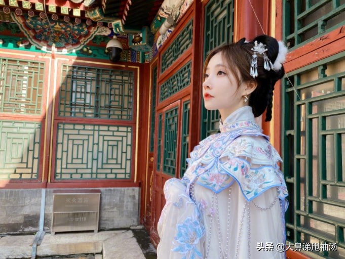 Feng Timo has a new height of beauty in Hanfu, holding a palm fan in ...