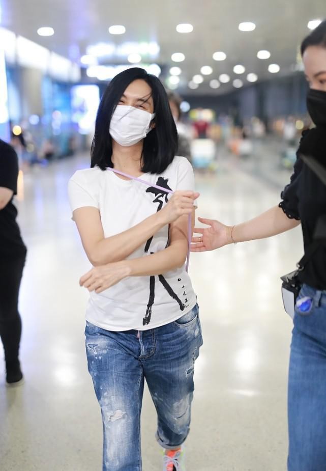 Athena Chu is in a real state without makeup. Although a little haggard ...