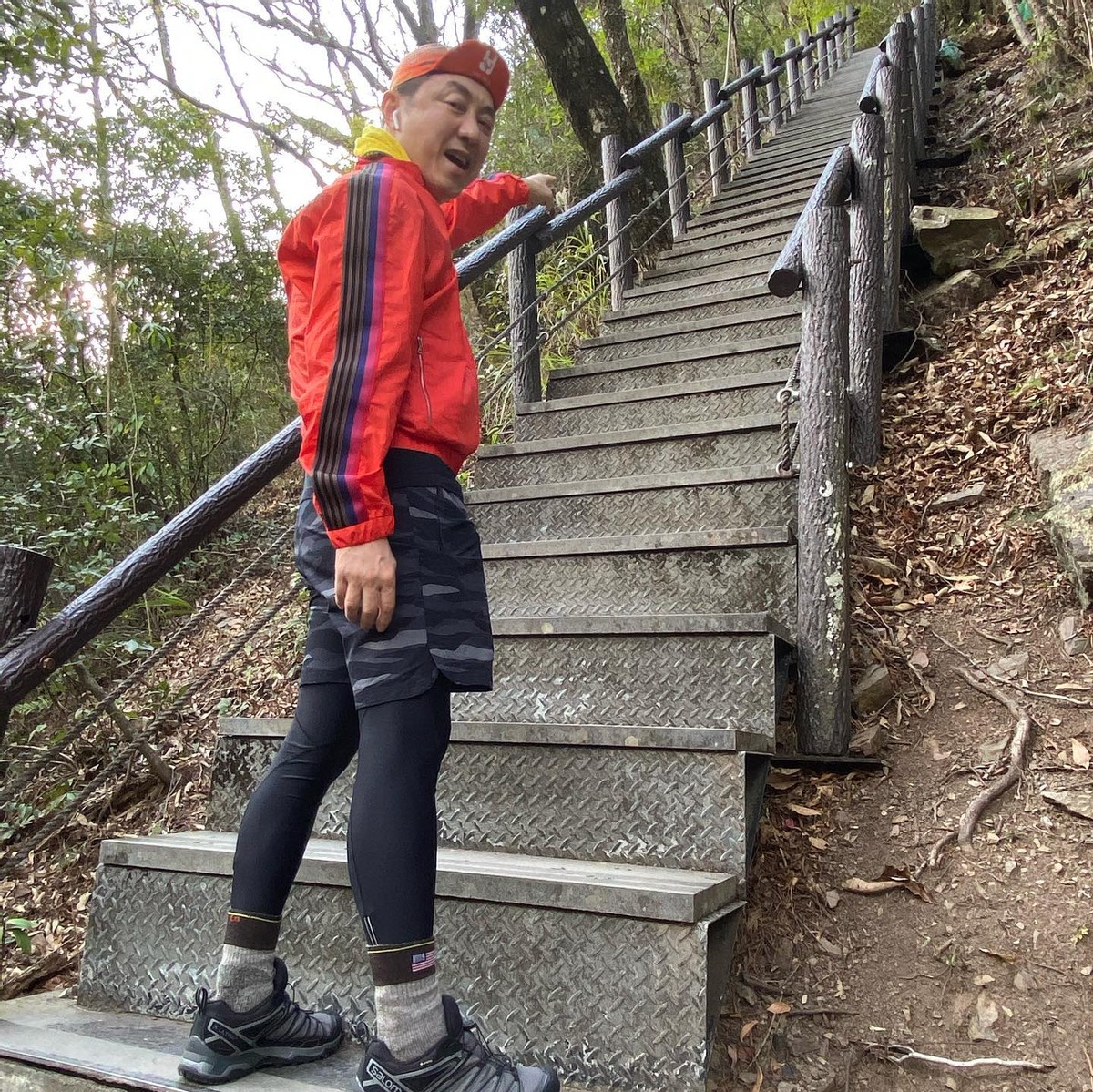 Yu Chengqing shared a family photo with her 14-year-old anchor wife who ...