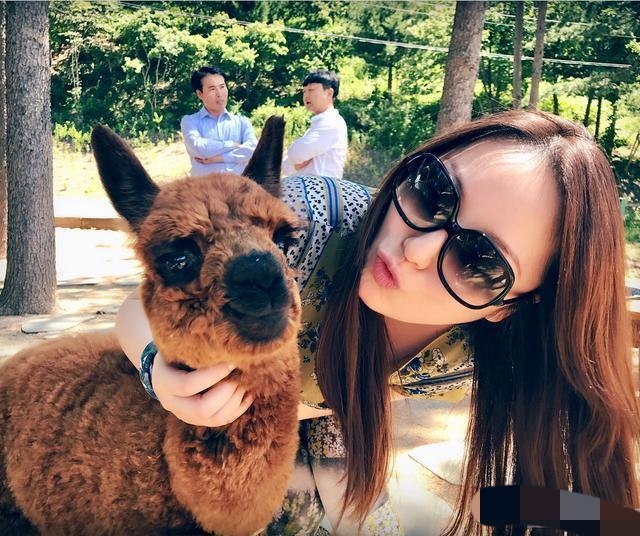 She low-key married Hong Kong tycoon Ding Zijun, was spoiled as a ...