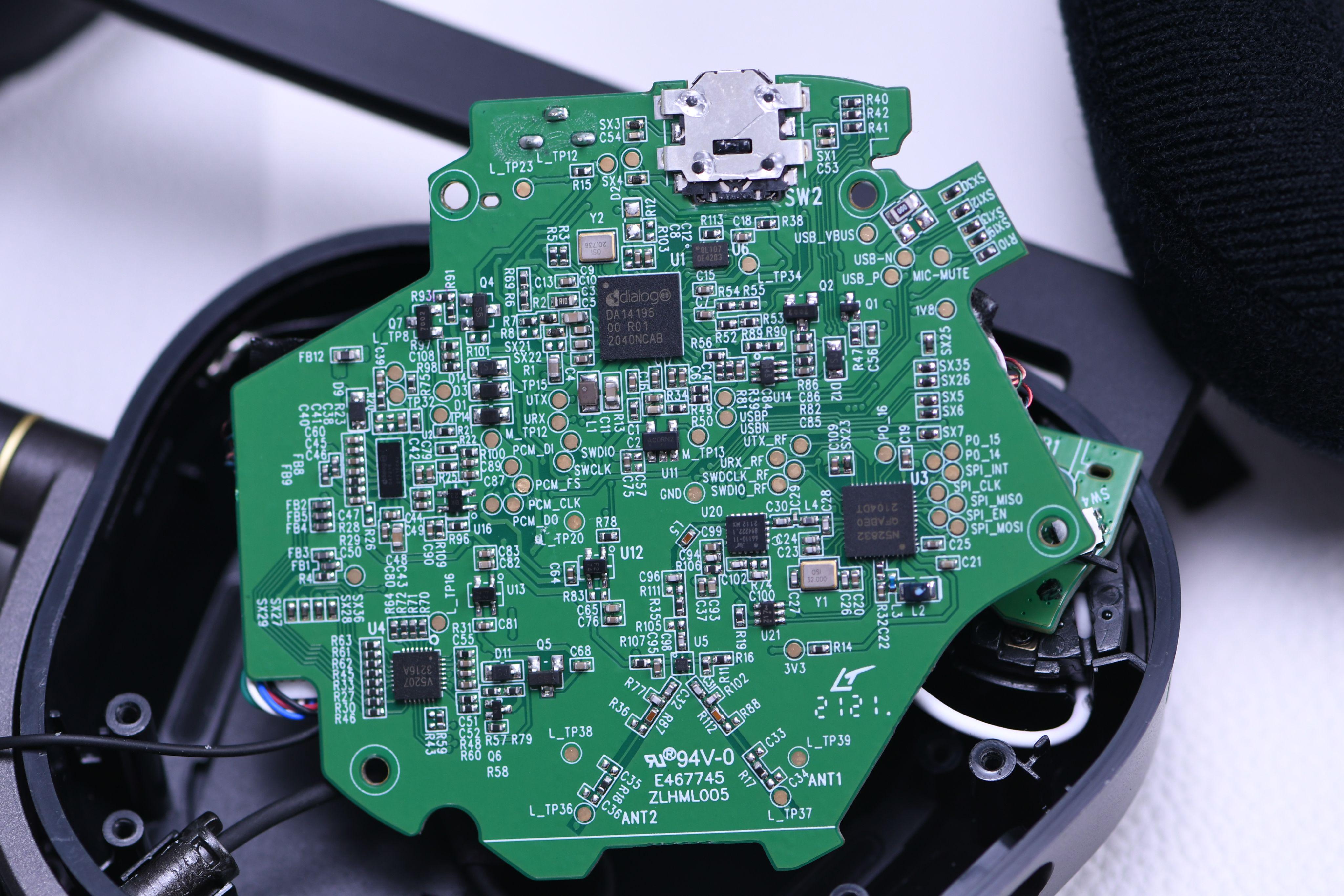 Corsair HS80 wireless headset disassembly!Does the wireless competition ...