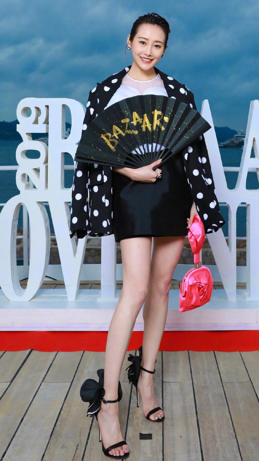 Li Chun, charming long legs, gentle temperament - iNEWS