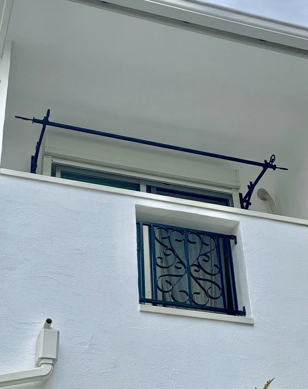 The Japanese owners are smart, add a cross-rod to dry the window ...