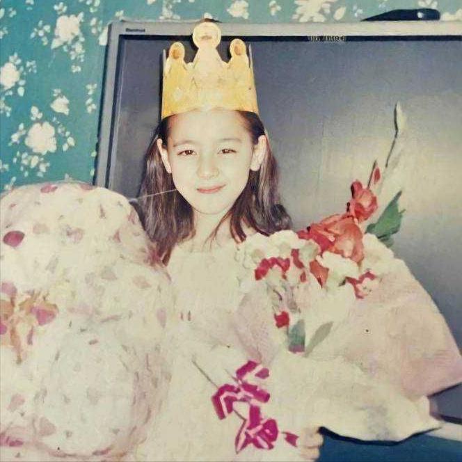 Title: Dilraba's childhood photos flow out!Surprise fans!It really is a ...