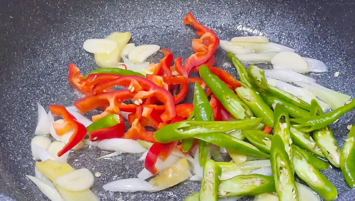 When frying the loofah, it's wrong to put the oil first, teach you how ...