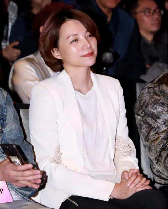 Dong Qing rarely attended the event without makeup, with sparse ...
