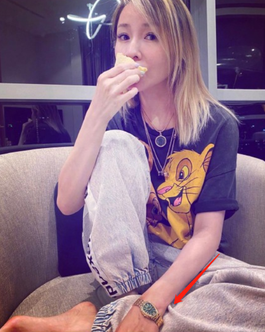 Elva Hsiao appeared with a 200,000 diamond watch!After being bitten by ...