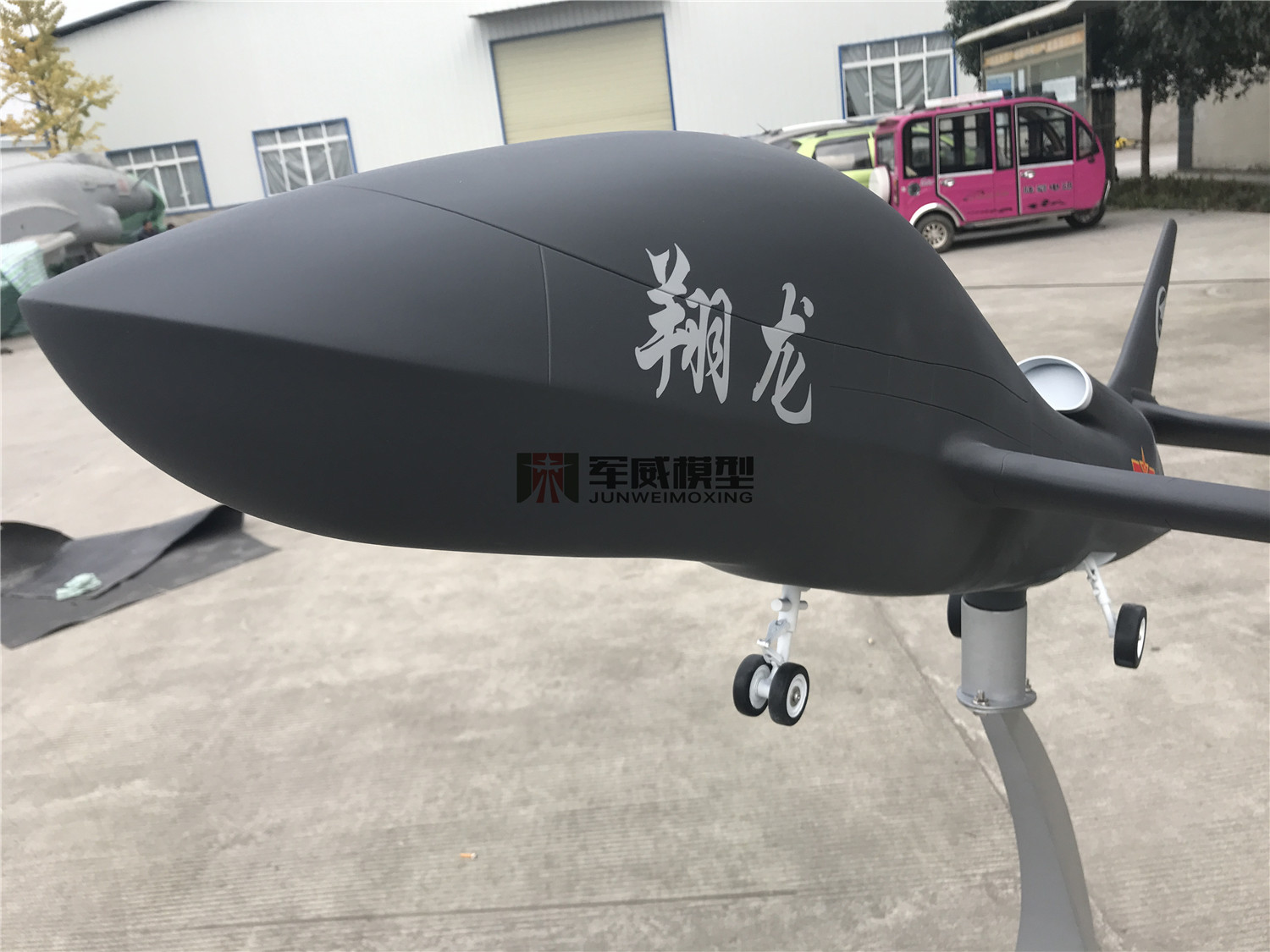 The Xianglong reconnaissance plane monitors the American cruiser for 10 ...