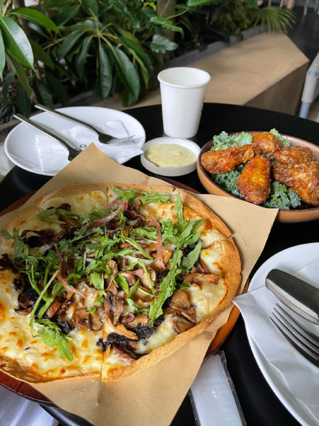 Zhang Xinyue has a happy daily life, eats fried chicken with Lin Feng, and her daughter sits ...