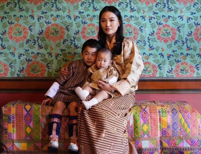 The queen of Bhutan wore a stunning national costume. - iNEWS