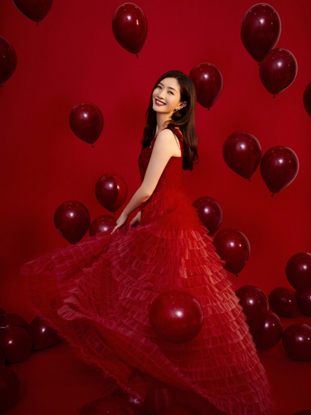 Charming red rose! Jiang Shuying's red dress on the Spring Festival ...