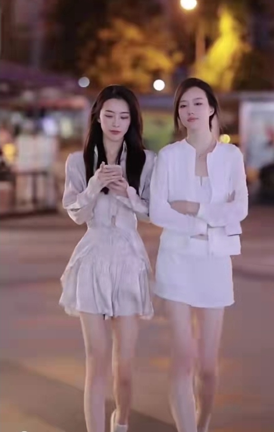 The most beautiful modern street shot Liu Qin - iNEWS