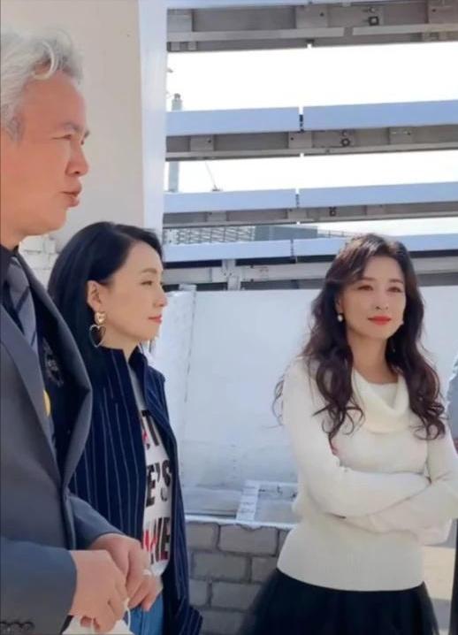 Proud!Lin Ruiyang and Zhang Ting show their affection on the Bund ...