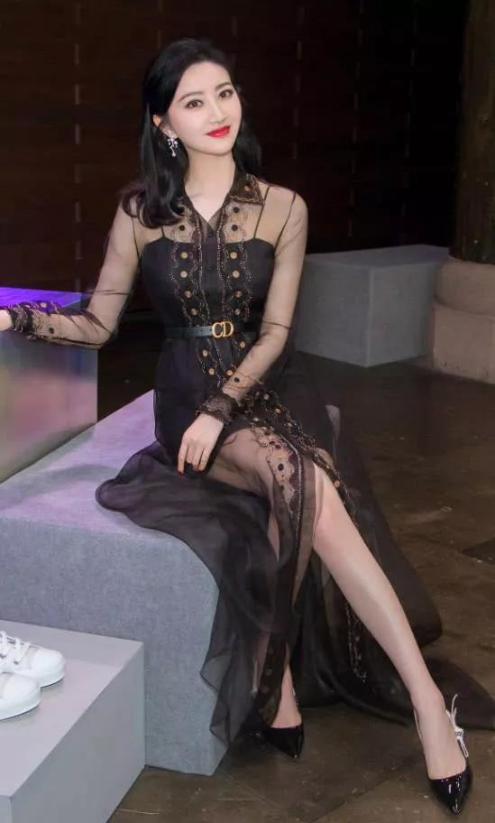 Jing Tian wrapped her whole body in silk stockings?They are so thin ...