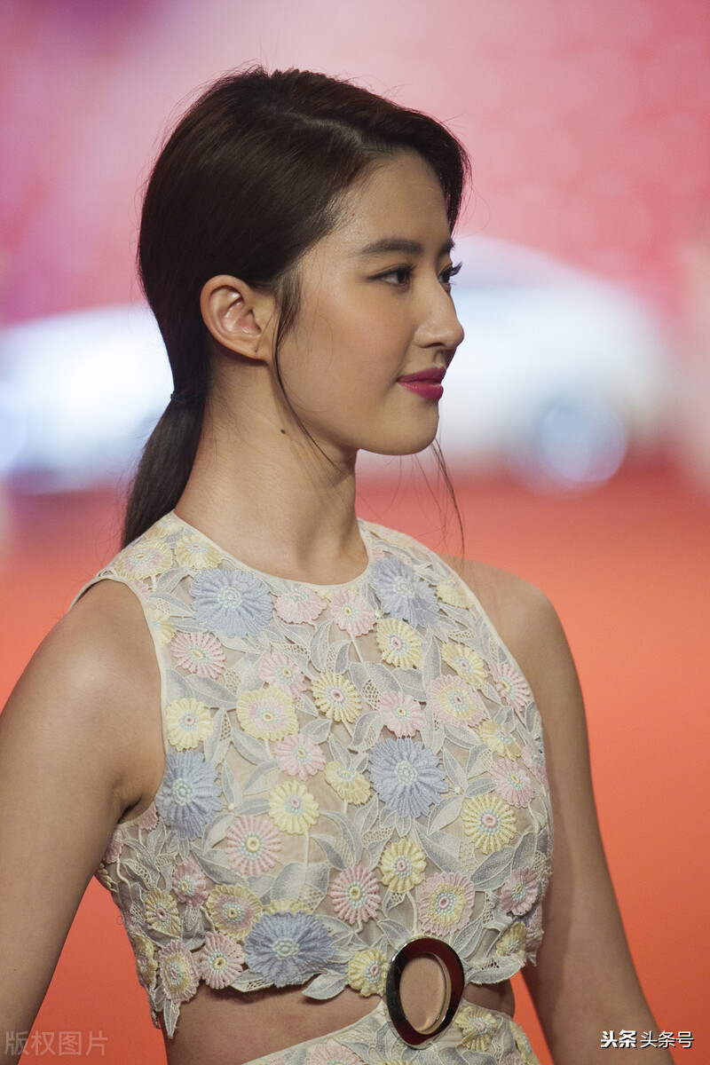 Liu Yifei played a good hand in fragments, is his godfather Chen Jinfei has a new love? - iNEWS