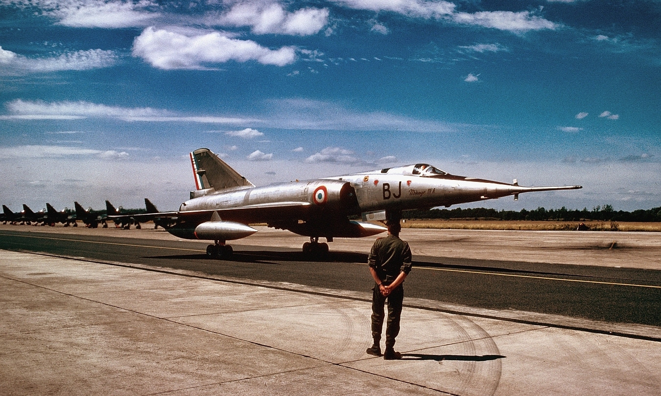 The world's smallest bomber with a take-off weight of only 33 tons and ...