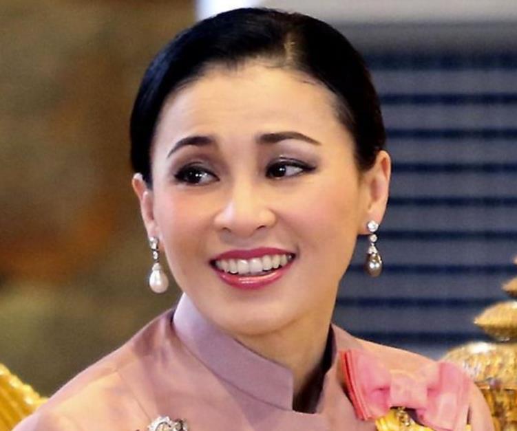 Sinina became the dark horse of the harem, defeated Suthida and took ...