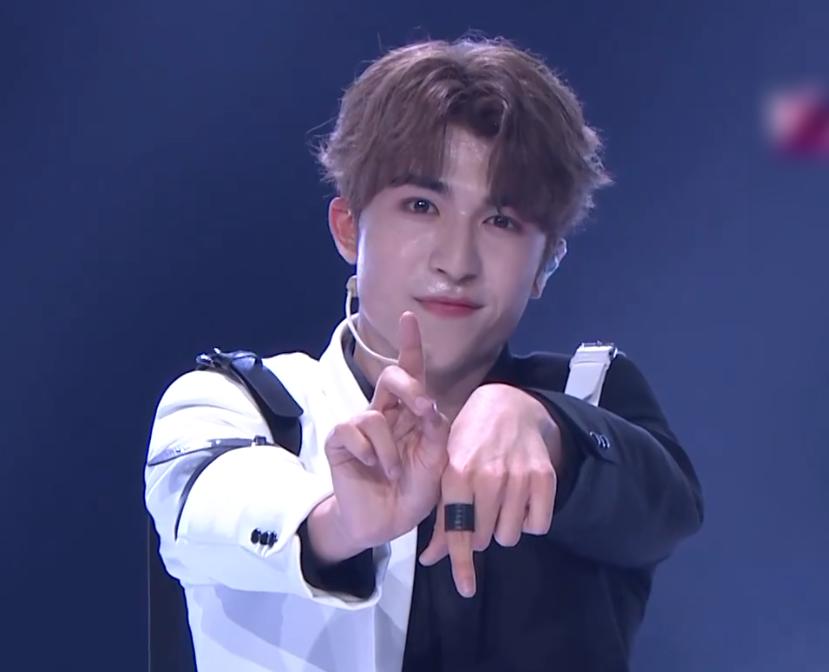 INTO1's first show in the group was filmed with a face-stricken face ...