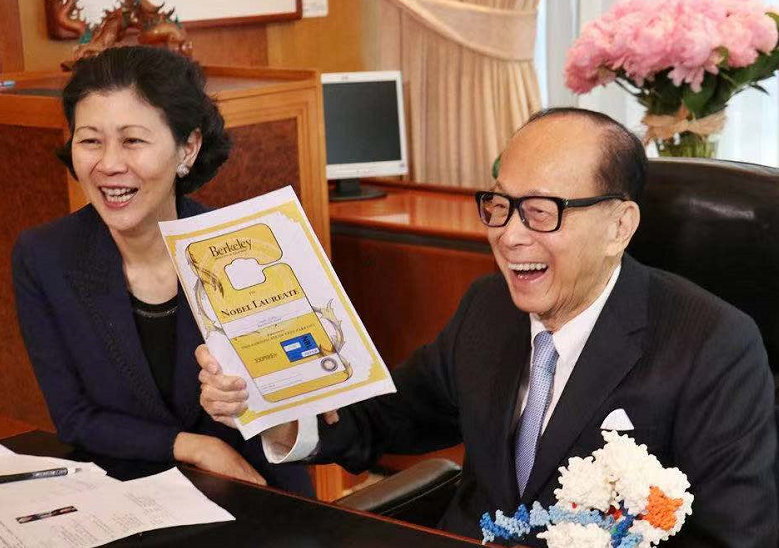 92-year-old Li Ka-shing and his girlfriend are rarely in the same frame ...