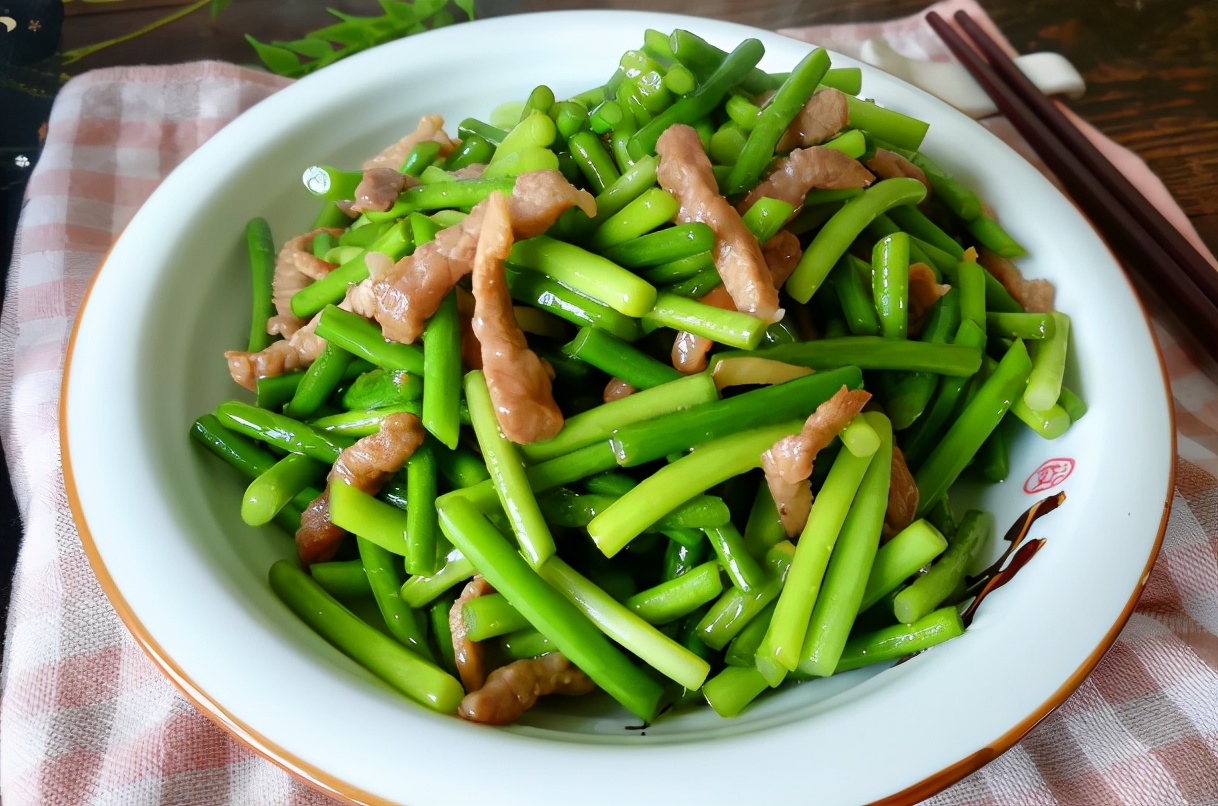 Fried garlic moss always turns yellow and tasteless?Remember not to fry ...