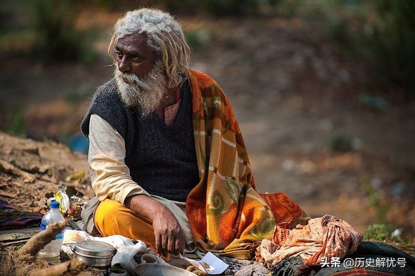 The Chinese ascetic monk spends 2 years walking for thousands of miles ...