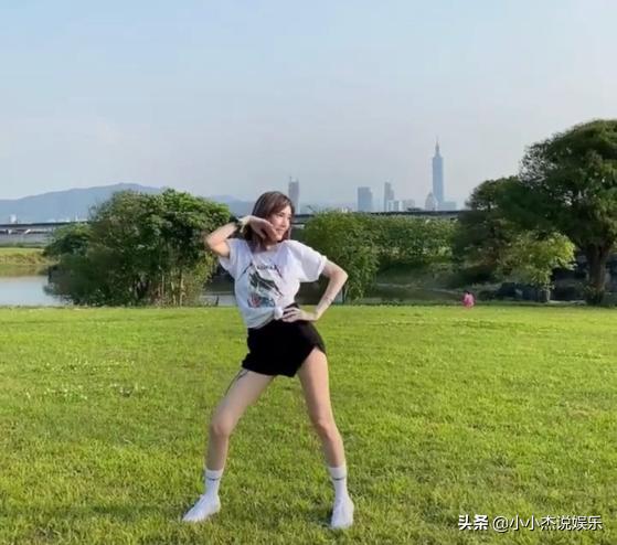 Chen Ruoyi dances on the lawn, the skin is white and the long legs ...