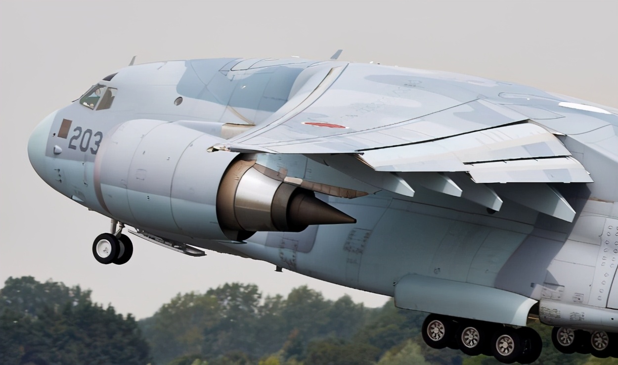 The Japanese C2 transport plane headed to Afghanistan, where the hatch ...