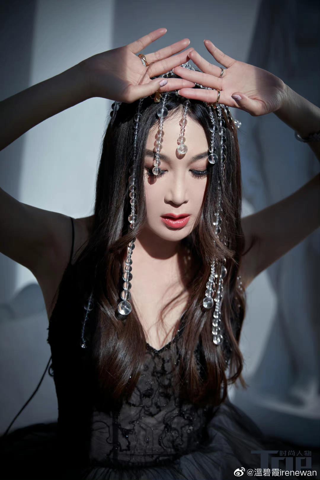 Wen Bixia's October issue, beautiful face, extraordinary temperament ...