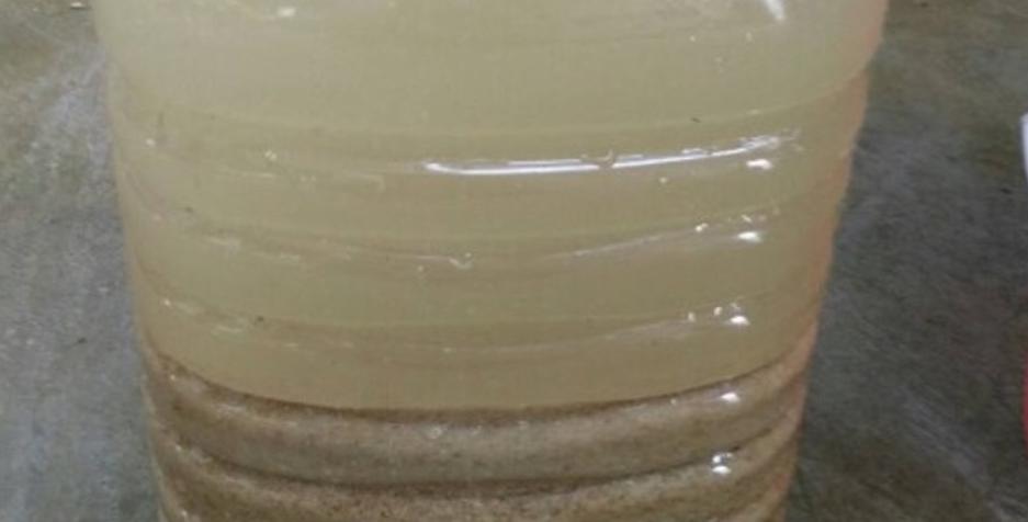 Rapeseed cake is fermented to make flower fertilizer, and the ...