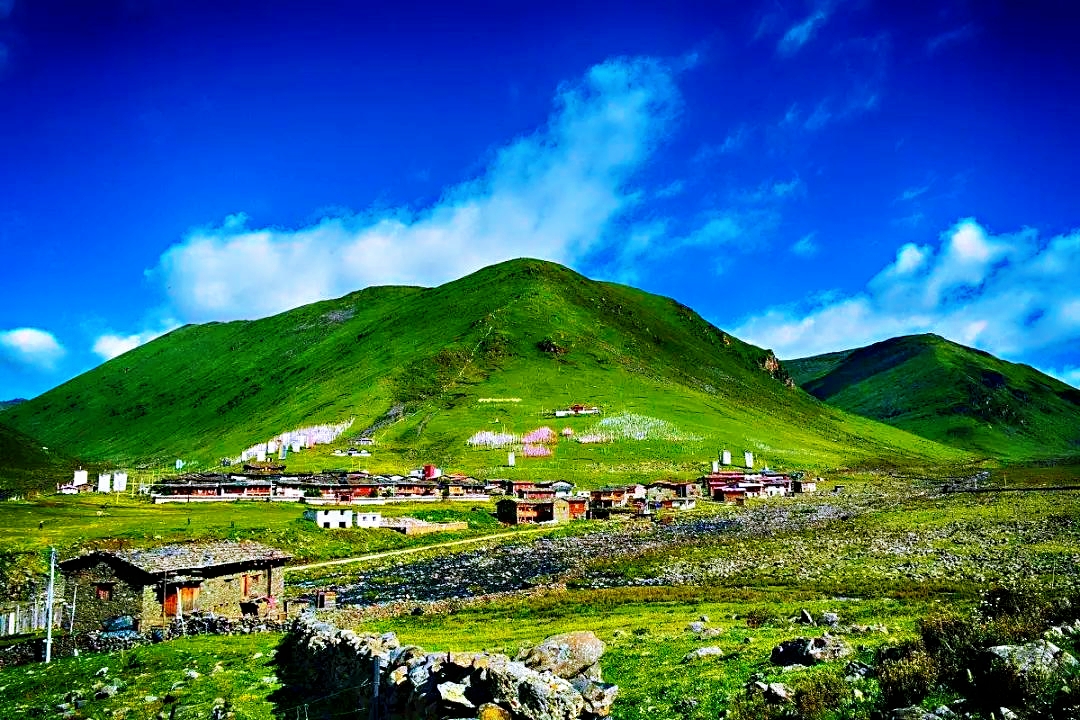 The magical and beautiful Tibetan village, the poetic mood of Mosca - iNEWS