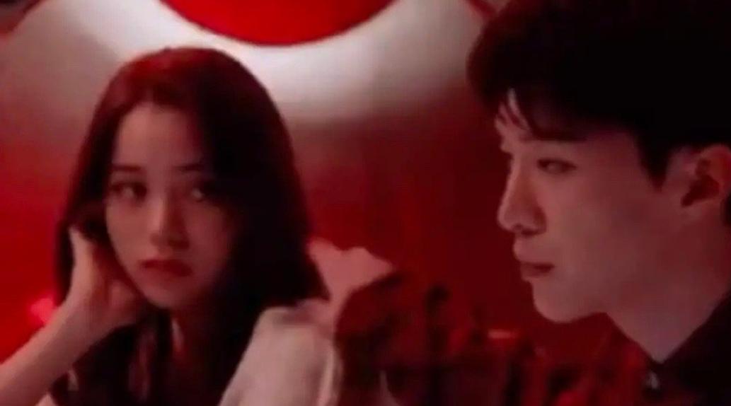 Ouyang Nana Fan Chengcheng advertising Reuters, affectionately stares at each other super ...