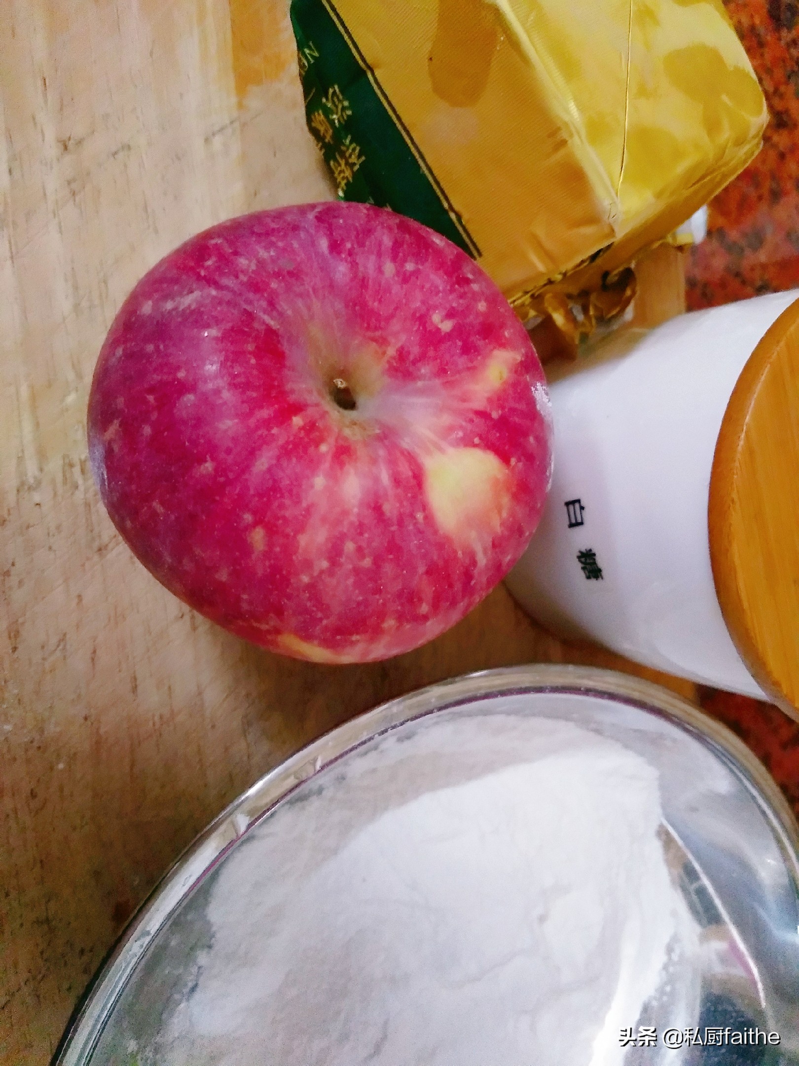 A combination of Chinese and Western glutinous rice apple pie, soft and ...