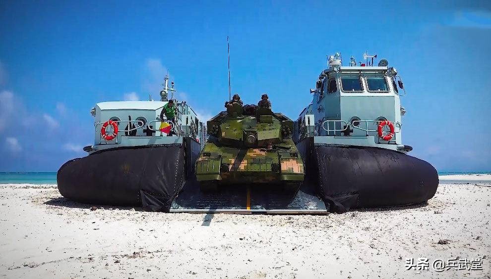 The internal details of the Mustang 726 hovercraft, carrying 96 tanks ...