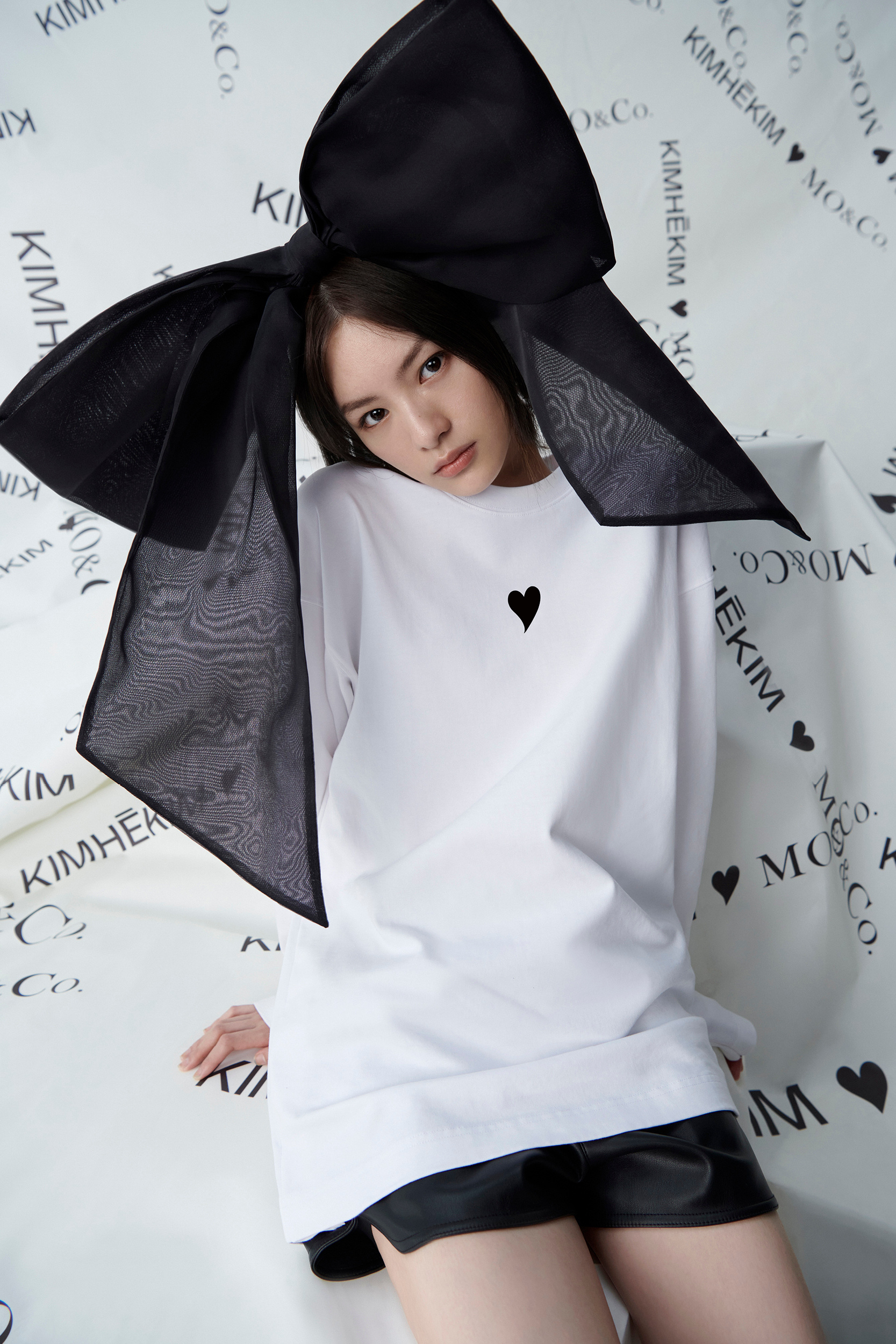 Qiu Tian's commercial, wearing a huge black bow, is a fashionable ...