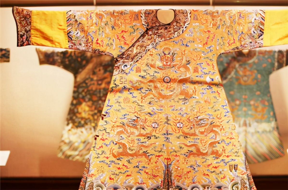 A "peasant tomb" was unearthed in Sichuan, containing 4 dragon robes ...