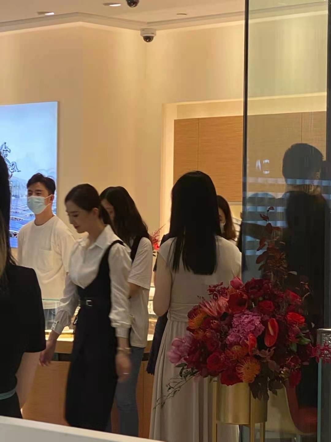 Liu Shishi elevator photo became famous scene!Wearing a tight-fitting ...