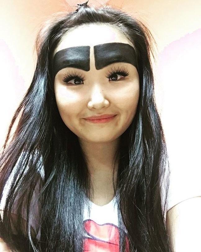Russian Internet celebrities are popular with eyebrows!Spend 2 hours a ...