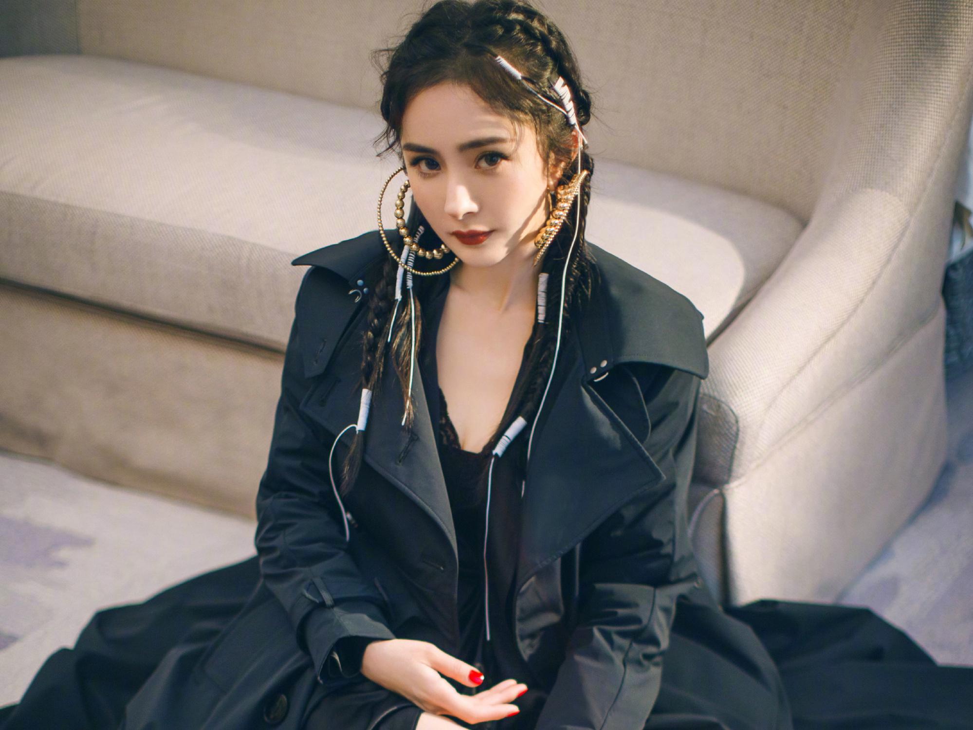 31 years of debut, 85 flower Yang Mi's black and red road - iNEWS